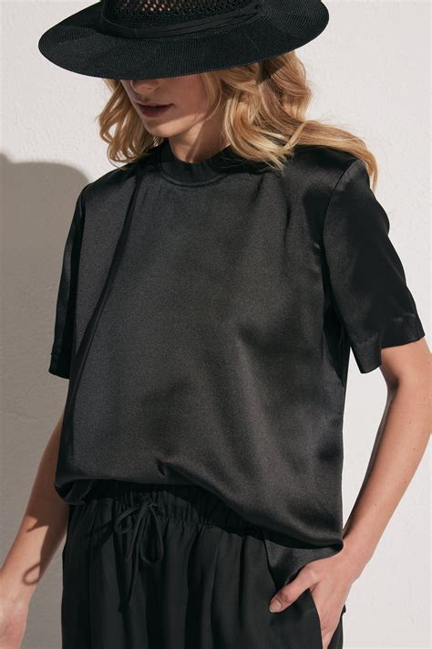Phoebe Satin Tee Black Decjuba