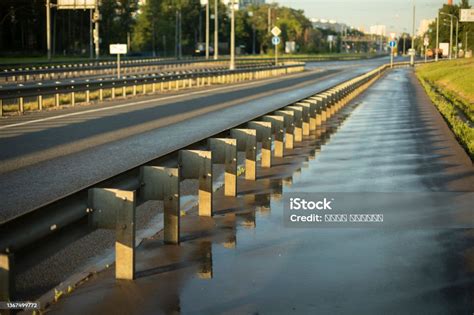 씻은 길 도로 범퍼 보행자를 보호하기 위한 설계 자동차 울타리 통로의 장소 보행자 구역 0명에 대한 스톡 사진 및 기타 이미지 Istock