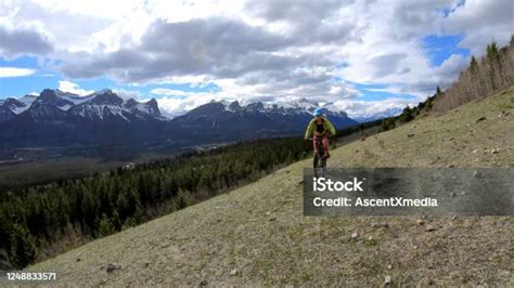 산악 능선을 따라 전기 자전거를 타는 여성 산악 자전거 타는 여성 전기자전거에 대한 스톡 사진 및 기타 이미지 전기자전거 55 59세 개성 개념 Istock