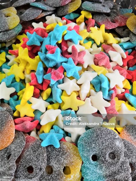 다양한 다채로운 사탕으로 만든 여러 가지 빛깔의 배경 텍스트 파티 사탕 바 어린 시절을위한 공간 0명에 대한 스톡 사진 및 기타 이미지 Istock