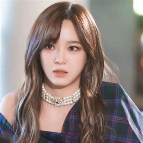 Pin By Ed Stoddard On Kim Se Jeong Kim Kim Sejeong Business Proposal