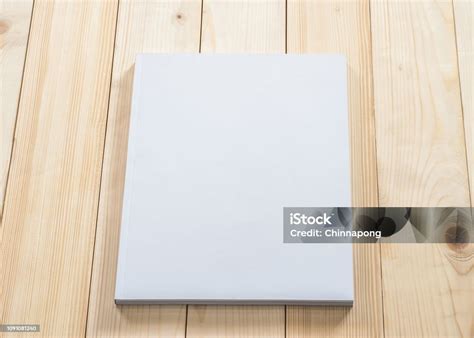 실물 책 커버 빈 A4 크기 종이 표지 책 이랑 카탈로그 잡지 포트폴리오 전면 나무 테이블에 흰 표면에 보기 위해 페이지와 메뉴
