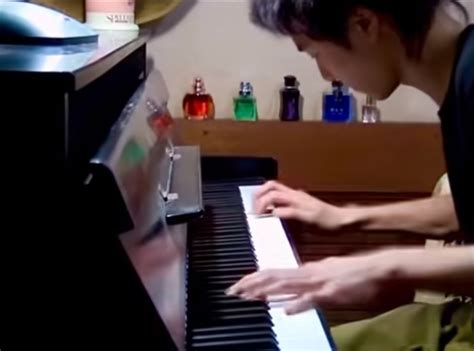 香水を胸やお腹に付けるのってアリだと思いますか？ ナシです。香水は服で擦 Yahoo知恵袋