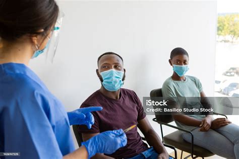 의료 종사자는 예방 접종을 위해 환자를 차례로 호출합니다 병원에 대한 스톡 사진 및 기타 이미지 병원 아프리카 민족 줄서서 기다림 Istock