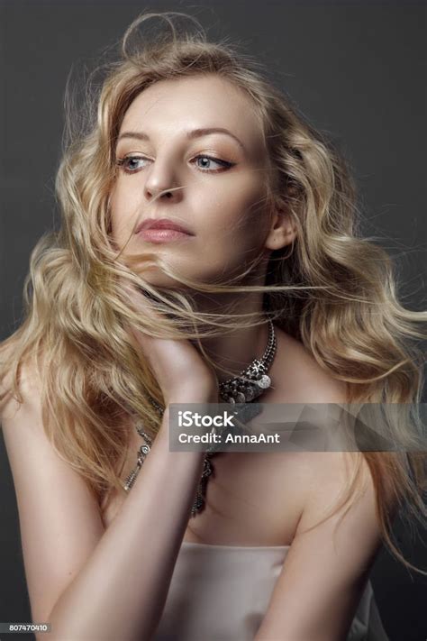 물결 모양 머리를 가진 금발 여자의 아름다움의 초상화를 닫습니다 개인 장식품에 대한 스톡 사진 및 기타 이미지 개인 장식품 긴 머리 러시아 Istock