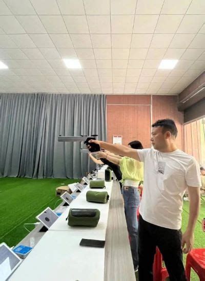 瞄准射击！——衡阳市第二十中学（船山英文学校）工会举行教职工射击比赛 学校信息 衡阳市教育局
