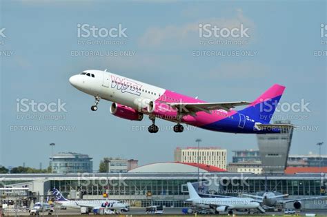 바르샤바 쇼팽 공항에서 이륙 하 Lwn에 어 버스 A320232wizz 공기 비행기 Wizz Air에 대한 스톡 사진 및 기타
