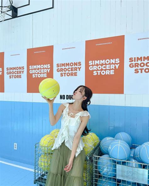 キム・ナヒさんのインスタグラム写真 キム・ナヒinstagram「 광고 푸릇한 나무 아래 유러피안 감성의 가드닝으로 꾸며진