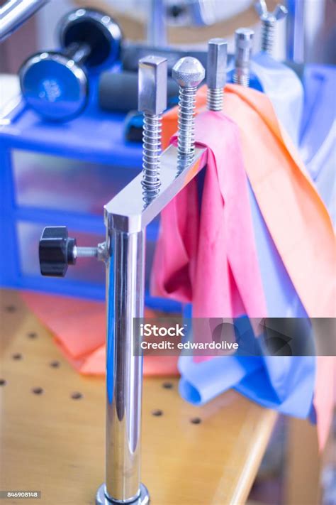 손목 손 및 손가락에 대 한 스포츠 상해 재활 물리 치료 병원에서 물리 치료 장비 전문 건강관리와 의술에 대한 스톡 사진 및 기타 이미지 건강관리와 의술 건강한 생활