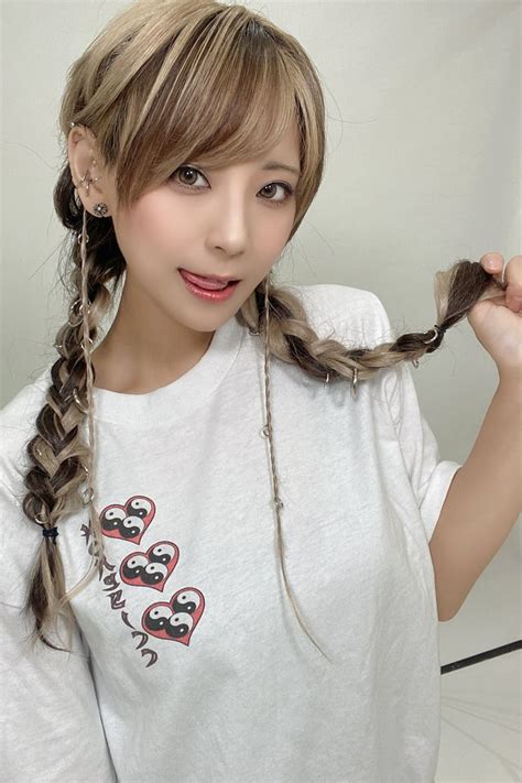 Tシャツ姿から美バストあらわなランジェリーへつんこ、 ＃これがこう ショットで魅了 Entame Next アイドル情報総合ニュースサイト