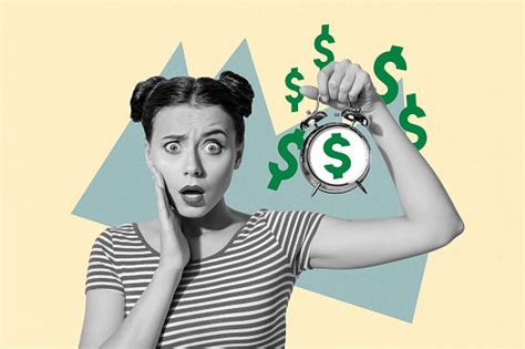 걱정하는 소녀의 합성 사진 콜라주 알람 시계 벨 달러 수입 늦은 마감 자본 손실 페인트 배경에 고립 된 20 24세에 대한 스톡 사진 및 기타 이미지 Istock