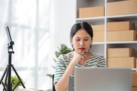 중소기업 스타트업 Sme 소유주 기업가 실패한 비즈니스 온라인 쇼핑을 가진 아시아 여성은 울고 진지한 얼굴로 불행한 기분을 느낀다 소기업에 대한 스톡 사진 및 기타 이미지