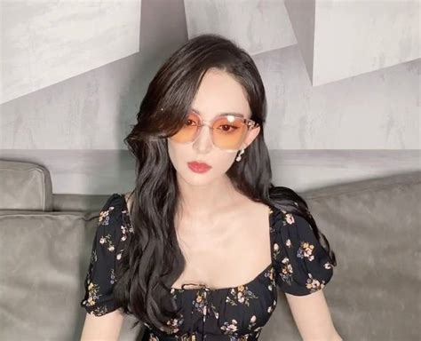 古力娜扎墨镜碎花裙live图好美 肤白貌美颜值能打 搜狐大视野 搜狐新闻
