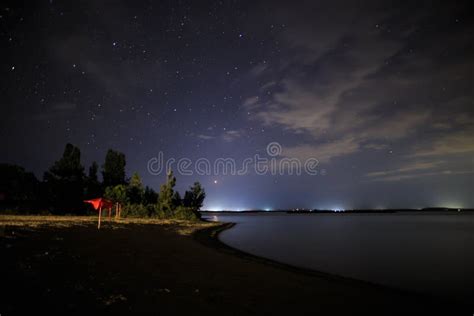 звездное небо на озере ночной ландшафт небо с облаками Кыргызстан Стоковое Фото изображение