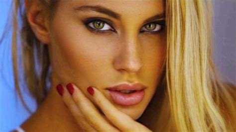 Francesca Brambilla La Temperatura Si Fa Rovente Il Decolleté