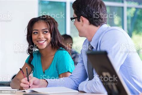 뽀샤시 중유럽식 칠레식 전문대학교 학생 토킹 Classmate 있는 테스트 중에 갈색 머리에 대한 스톡 사진 및 기타 이미지