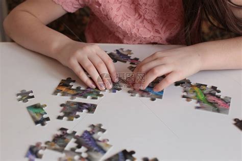 儿童用手收集拼图游戏以便思高清图片下载 正版图片 摄图网 儿童用手收集拼图游戏以便思高清图片下载 正版图片 摄图网