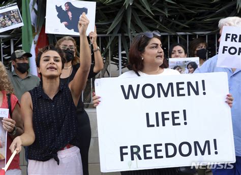 이란 여성 인권 외치는 키프로스 시위대 네이트 뉴스