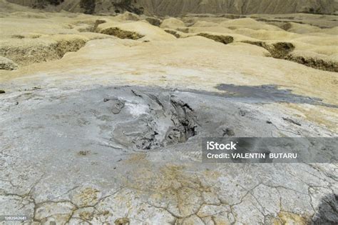 활성 진흙 화산 분화구 진흙 화산 지질 보호 부자우 루마니아 건조한에 대한 스톡 사진 및 기타 이미지 건조한 관광 기체