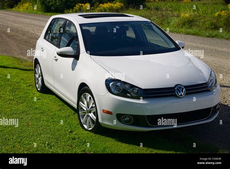 Geparktes auto auf gras -Fotos und -Bildmaterial in hoher Auflösung – Alamy