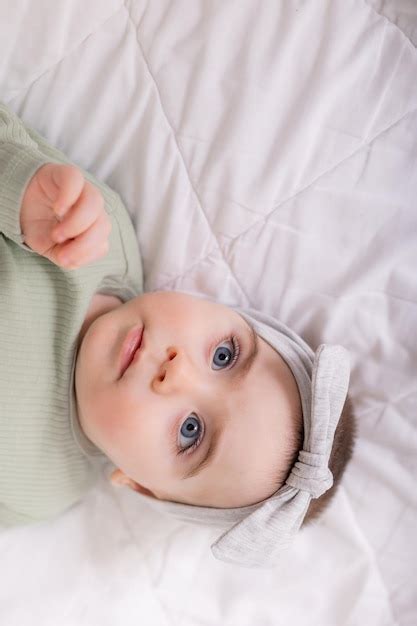 Uma garota lindos olhos grandes está esfregando o bebê em casa na
