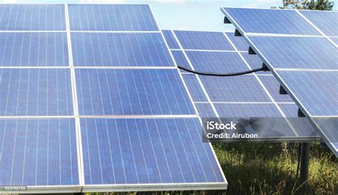 다 결정 실리콘 태양 전지 태양광 발전소 대체 신 재생 에너지는 태양에서의 행 배열을 닫습니다 0명에 대한 스톡 사진 및 기타 이미지 Istock