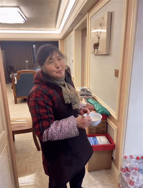 7位过气明星回归普通人生活，摆摊卖鱼，喂猪放牛，住农村别墅