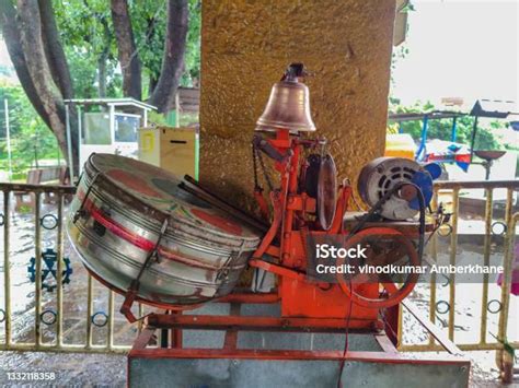 오렌지 색 자동 드럼 벨 기계 또는 플레이어의 스톡 사진 그것은 벽 앞에 보관 힌두교 사원에서 의식을 수행하는 데 사용되는 견인 스틱 구리 종과 탬버린 드럼을 포함한다 0