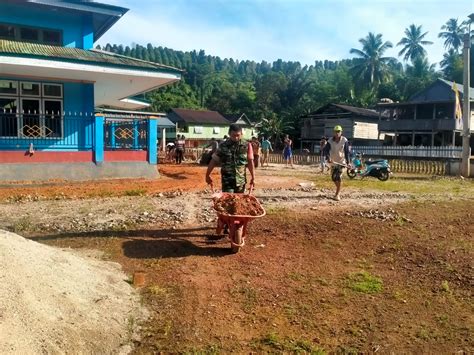 Babinsa Koptu Diman Bersama Warga Gotong Royong Lakukan Penimbunan