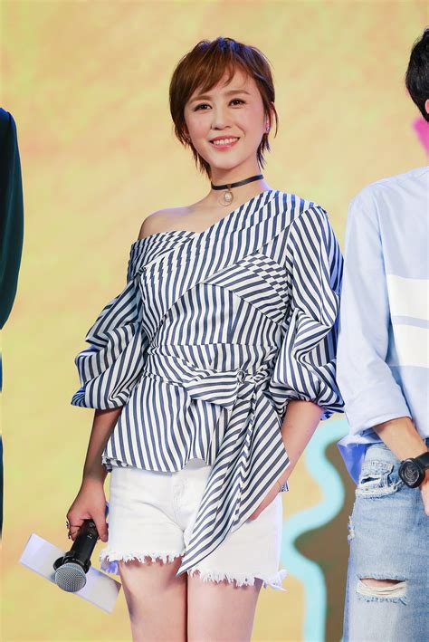 马丽宣传电影，美丽白腿玉足红指甲油，条纹衬衫则更显肤白玉足白腿马丽新浪新闻