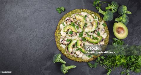 아보카도 치즈와 녹색 브로콜리 반죽 크러스트 피자 저탄수화물 케톤 생성 식단 채식 채식 주의자 피자 슬레이트 배경 탑 뷰 피자에