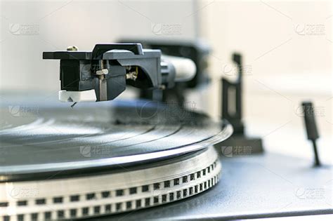 靠近老黑胶唱片播放器手臂