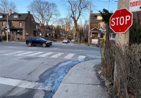 Who Has The Right Of Way At A Two Way Stop Sign The Globe And Mail