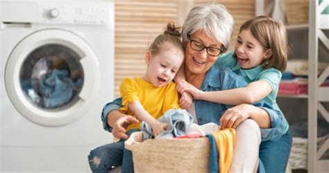 Mujer Oliendo Ropa Limpia Banco De Fotos E Imágenes De Stock Istock
