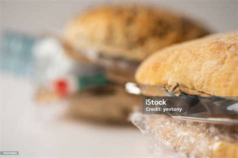 흰색 바탕에 안쪽 종이 마분지와 플라스틱 폐기물 신선한 맛 있는 햄버거 우리의 음식 개념에 재활용된 폐기물 개념에 대한 스톡