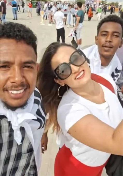 شاهد بالصور والفيديو شاب سوداني يصطاد حسناوات آسيويات من جنسيات
