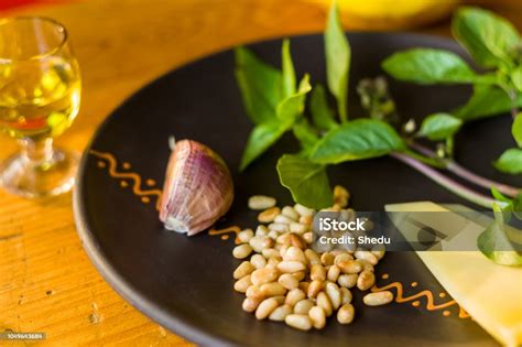 이탈리아 파스타 소스레몬 바 질 어린 준비에 대 한 신선한 재료 삼나무 견과류 큰 마늘 정 향 그리스 올리브 기름 파 르 메 산 치즈의 씨앗을 벗 겨 건강한 생활방식에 대한