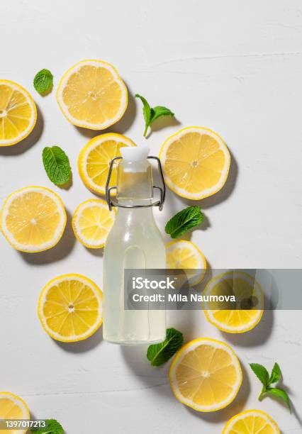 Minuman Detoks Lemon Mint Segar Dalam Botol Kaca Foto Stok Unduh