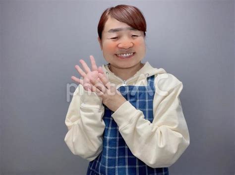 ポイントを説明する8エプロン変顔さっちん No 28492787｜写真素材なら「写真ac」無料（フリー）ダウンロードok