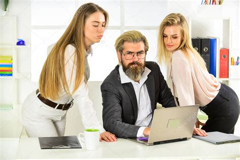 No Te Olvides Hombres Y Mujeres Haciendo Una Lluvia De Ideas En La