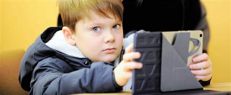 Un Jeune Garçon Autiste De Huit Ans Ira à Lécole Jdm