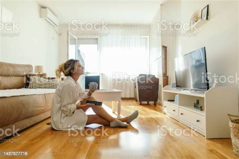 젊은 여자 지출 몇 가지 여가 시간 에 집에서 그리고 Tv를 보고 Tv 보기에 대한 스톡 사진 및 기타 이미지 Tv 보기