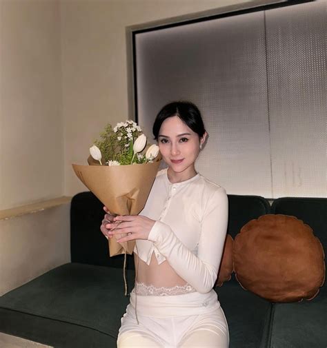 30歲前港姐季軍突晒婚照say Yes成人妻？同「翻版王浩信」含情脈脈頭貼頭引轟動 星島日報