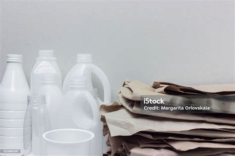 リサイクル可能な材料様々なガベージコンセプトの背景廃棄物ゼロ からっぽのストックフォトや画像を多数ご用意 からっぽ アメリカ合衆国