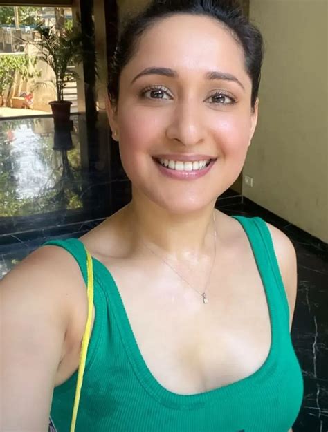 Pragya Jaiswal Scrolller