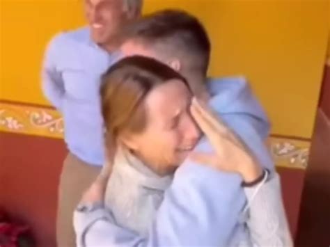 Army Sons Surprise Homecoming Leaves Mom In Tears