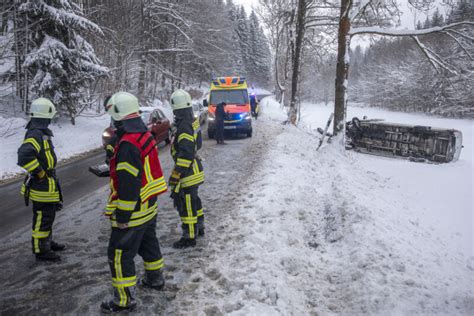 Transporter Kommt Von Winterglatter Fahrbahn Ab Und Landet Auf Der Seite