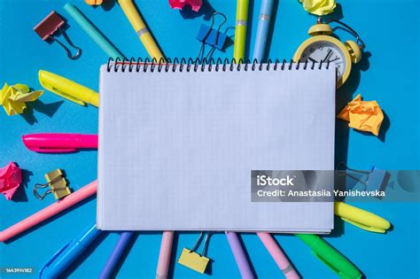 빈 흰 종이 공책 학교 문구류 알람 시계로 만든 프레임 테두리 학생과 교사를 위한 텍스트 또는 교육 인사말 공지를 위한 공간을