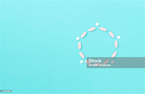 제약 의약품 알 약 정제 둥근 분자의 형태로 민트 표면에 거짓말 바이러스 또는 박테리아 의료 의료 배경 맨 위 보기 복사 공간
