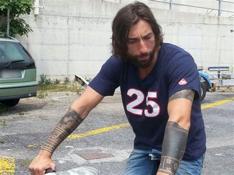 Vittorio Brumotti Aggredito A Milano L Inviato Di Striscia La Notizia